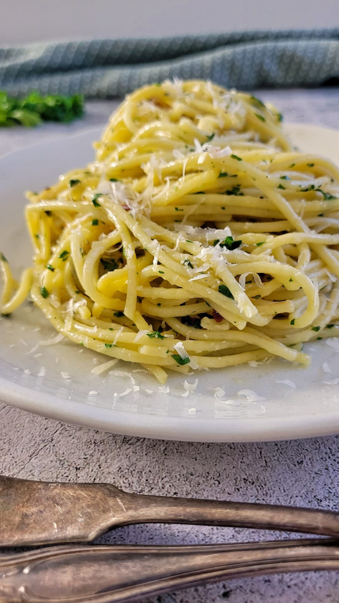 Aglio e Olio Recipe (Quick & Easy) - Hip Hip Gourmet