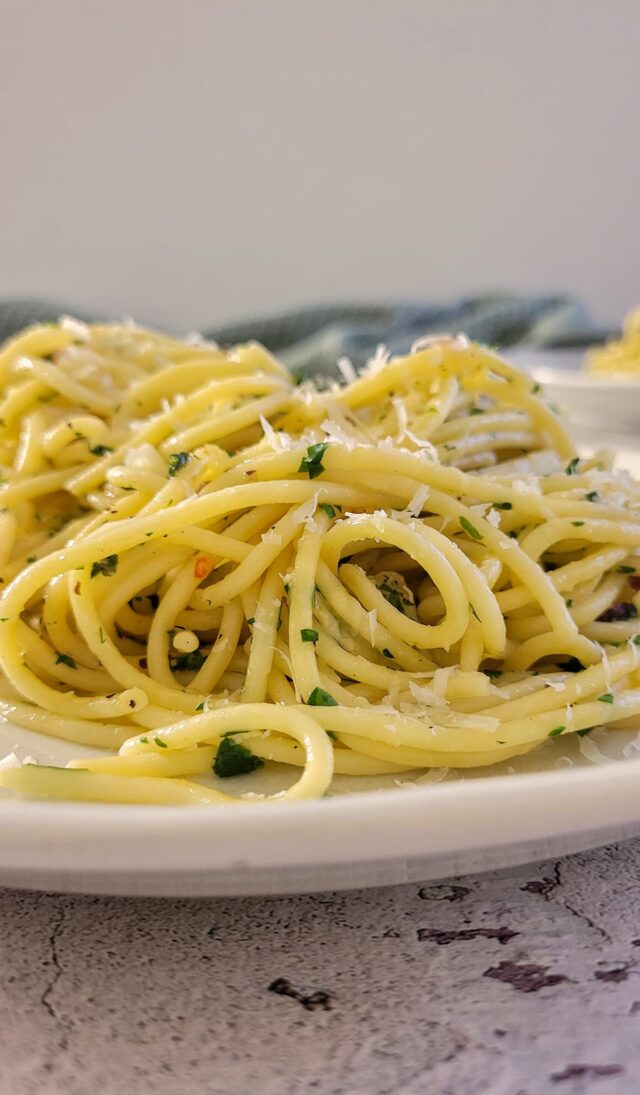 Aglio e Olio Recipe (Quick & Easy) - Hip Hip Gourmet